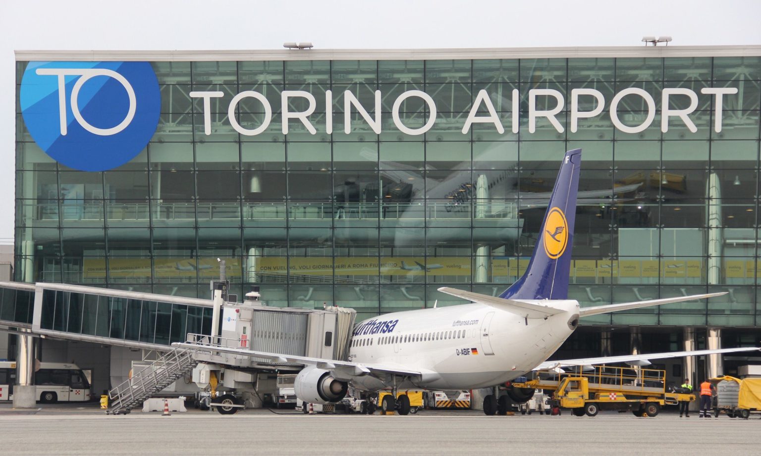 Torino - Caos a Caselle: voli cancellati o dirottati. Un aereo deve ...